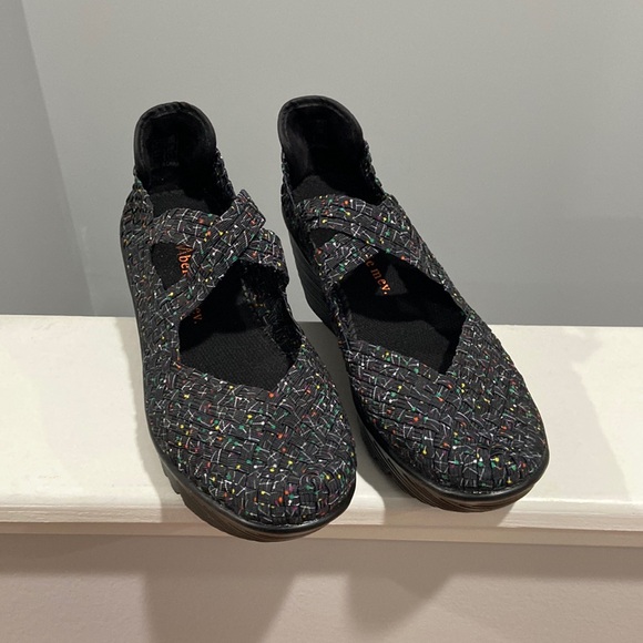 bernie mev. | Shoes | Bernie Mev Drake Wedge Heels 4 Black Confetti ...